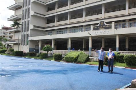 รองหัวหน้าพรรคประชาธิปัตย์ให้กำลังใจนักเรียนโรงเรียนมหาวชิราวุธสงขลา หนังสือพิมพ์ข่าว ๔ เหล่าทัพ