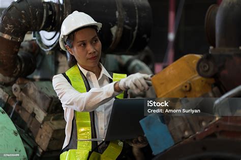 작업자 엔지니어 여성 공장 또는 보관 창고 산업 공장에서 노트북 컴퓨터로 작업하는 엔지니어 제조용 기계 검사 유지 보수 공장