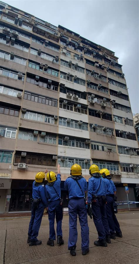 旺角簷篷搖搖欲墜 消防升起雲梯拆除