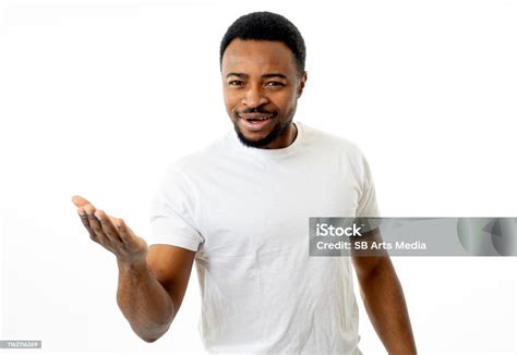 재미와 기쁨을 가진 웃는 남자의 초상화는 카메라를 웃고 웃으며 인간의 감정 얼굴 표정 행복과 감정 개념에서 그를 행복하게