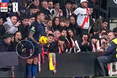 Incre Ble Un Aficionado Del Rayo Le Mete El Dedo En El Culo A Un Jugador Del Sevilla