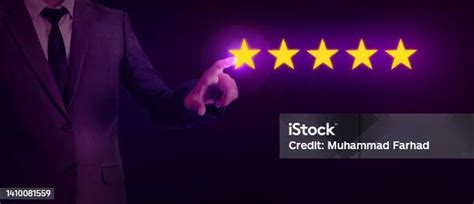 비즈니스 맨은 빛나는 노란색 별과 함께 화면에 별 다섯 등급을 터치 개념에 대한 스톡 사진 및 기타 이미지 개념 계급