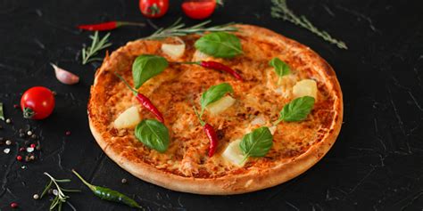 피자 파인애플 닭고기 토마토 소스 치즈 바 질 하와이안 피자입니다 최고의 볼 수 있습니다 복사 공간 납짝빵에 대한 스톡 사진 및 기타 이미지 Istock