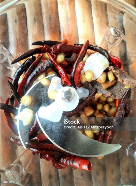 태국 요리를위한 붉은 말린 칠리와 허브 향신료를 혼합 음식 준비 블렌더에 대한 스톡 사진 및 기타 이미지 블렌더 양념류 혼합 Istock