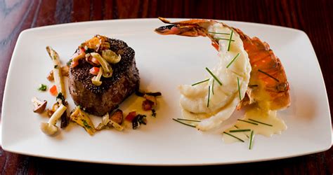 스테이크와 랍스터 또는 서핑 N 잔디 학년 A 잔디 먹이 앵거스 스테이크 Amp 메인 랍스터 꼬리 텐더로인 필레 미뇽 뉴욕