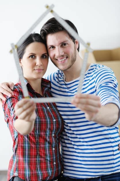 Feliz Pareja Joven En Casa Nueva Foto Premium