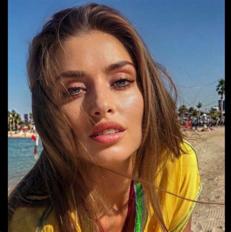 Изкусителната Саня Борисова се отдаде на горещи страсти с роден поп фолк идол Снимки За Жената