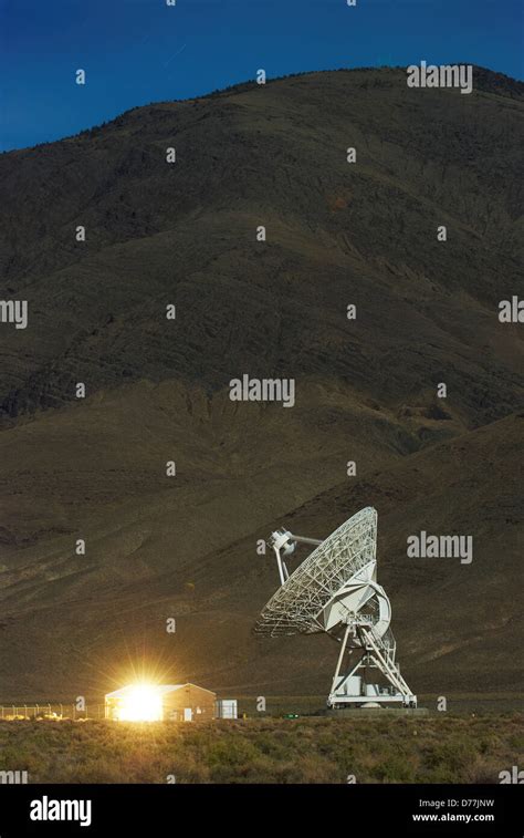Very Large Baseline Array Vlba Radio Telescope On Hill Owens Valley Big Pine California Usa