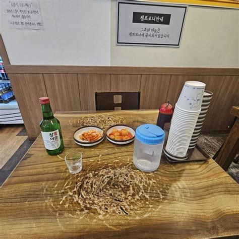 척봐도 돈 존나많이버는 맛집임을 알수있는 테이블