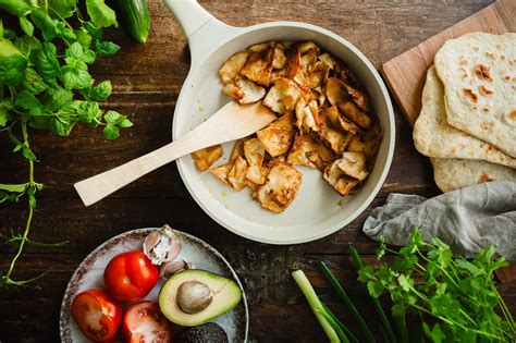 Tofu Flatbread Kurkkusalaatilla