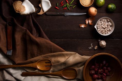 마늘 레몬 코코넛 설탕 돼지고기 고추 나무로 되는 숟가락과 포크와 나무 보드 배경에 칼으로 재료를 요리 하는 태국 음식 센터에서 복사 공간 평면도 태국 음식에 대한 스톡