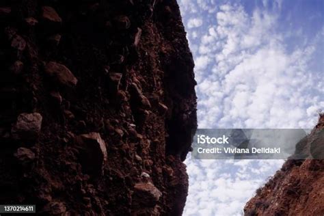 Sudut Rendah Dinding Ngarai Sempit Dan Langit Yang Indah Foto Stok Unduh Gambar Sekarang Istock