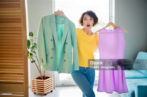 놀란 사랑스러운 감동을 받은 소녀의 초상화는 입을 벌리고 데이트를 준비한다 25 29세에 대한 스톡 사진 및 기타 이미지 25 29세 Omg 가정 생활 Istock