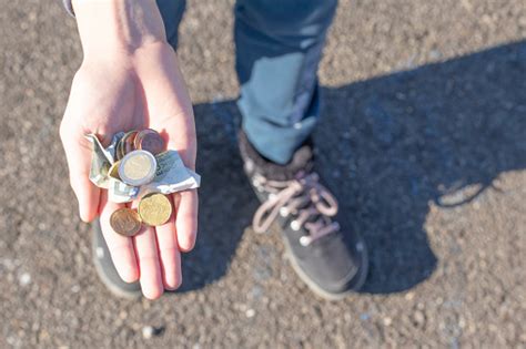 아이 그의 손에 유로 노트와 동전을 보유 하고있다 용 돈 이미지입니다 1위에 대한 스톡 사진 및 기타 이미지 1위 가족 개념 Istock