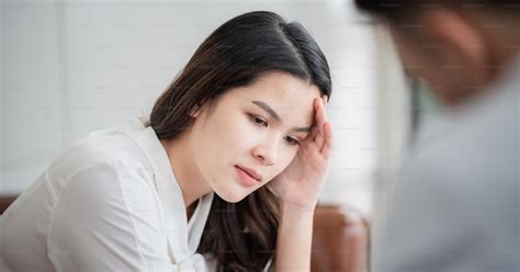 정신 건강 개념 우울한 환자를 위로하는 심리학자의 클로즈업 의사정신과 의사 상담 및 진단 검사 여성 환자 사진 Unsplash의 의사 이미지