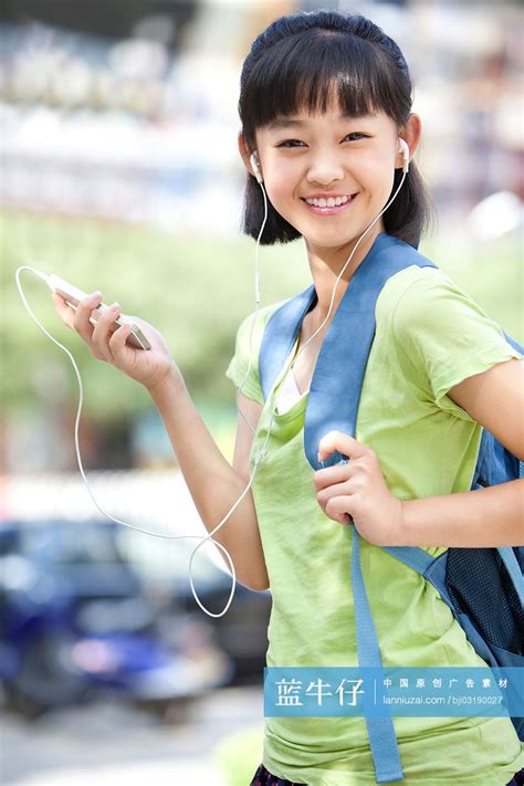 可爱小女孩拿智能手机肖像 蓝牛仔影像 中国原创广告影像素材