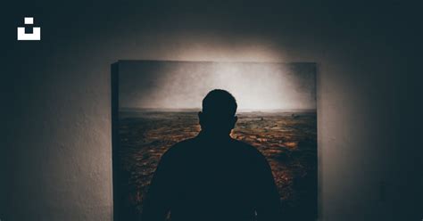 벽에 걸려 있는 그림 앞에 서 있는 남자의 실루엣 사진 Unsplash의 무료 산티아고 데 케레타로 이미지