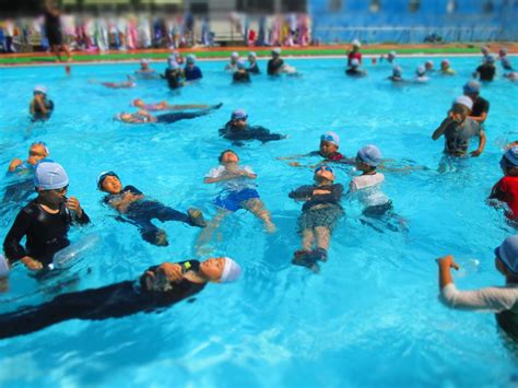 着衣水泳 着衣水泳 とは 着衣水泳のイラスト素材 Zyil