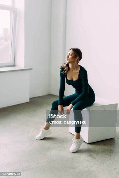 상자 점프 운동을하는 젊은 여성에게 적합합니다 체육관에서 상자 점프를하는 근육질 여성 건강한 생활방식에 대한 스톡 사진 및 기타