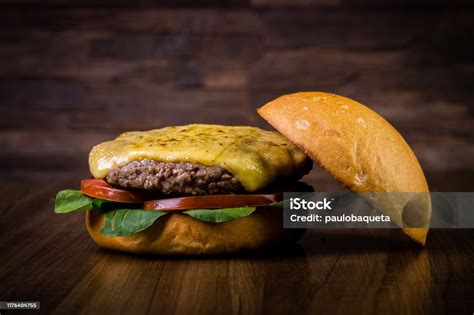 나무 테이블과 소박한 배경에 치즈와 로켓 잎공예 쇠고기 햄버거 브라질에 대한 스톡 사진 및 기타 이미지 브라질 햄버거 류