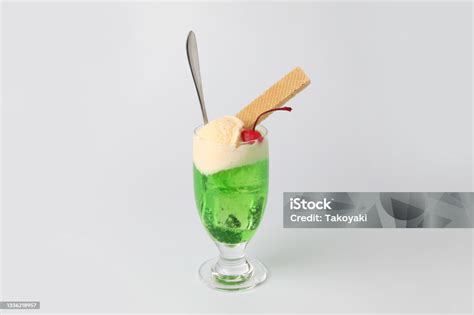 멜론 소다 플로트 와 바닐라 아이스크림 음료 고립 된 흰색 배경 아이스크림 플롯에 대한 스톡 사진 및 기타 이미지 아이스크림