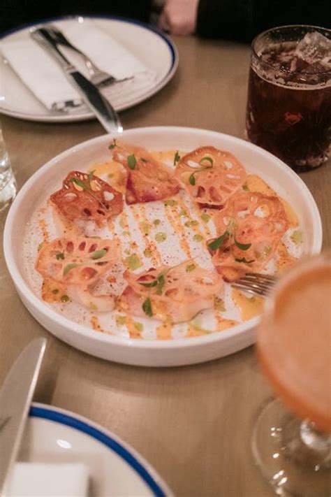 갈라지다 고명 냅킨 레스토랑 미식가 바삭바삭한 보울 뿌리 상쾌한 서빙 술을 마시다 스낵 스타일리시한 식사 식사 경험 식탁 애피타이저 얇게 썬