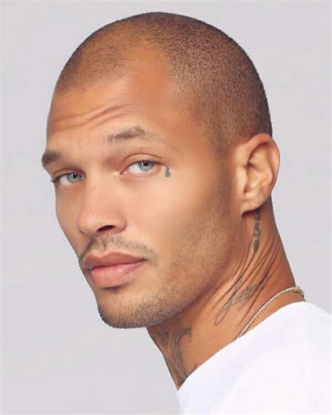 Épinglé Par Carel Richter Sur Amen Ink Hunks Cheveux Rasés Homme