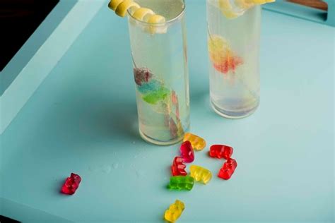 레모네이드 레모네이드 칵테일 보드카 샴페인 딸기 라임으로 만든 클래식 칵테일 또는 알코올 음료 과일 주스 장식 라임 및 체리와