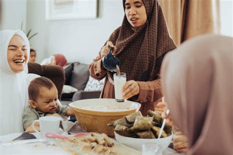 100 Keluarga Di Rumah Foto Foto Foto Stok Potret And Gambar Bebas