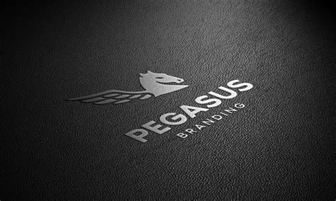 블랙 가죽에 양각 로고 모형 프리미엄 Psd 파일