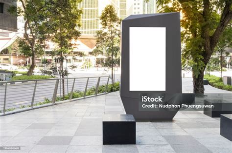 빌보드는 교외 배경의 아름다운 햇빛을 조롱합니다 맑은 도로가있는 길가 근처의 빈 정보 광고판의 템플릿 도시 배너 자리 표시자 및 포스터의 모형 라이트박스에 대한 스톡 사진