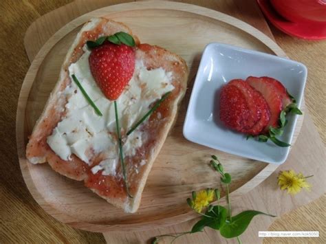 크림치즈위에핀 딸기꽃 새미네부엌 플랫폼