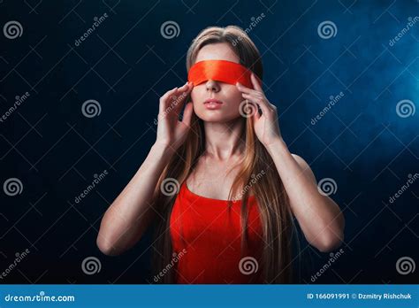 Девушка с завязанными глазами красная лента игра на темно синем фоне Стоковое Изображение