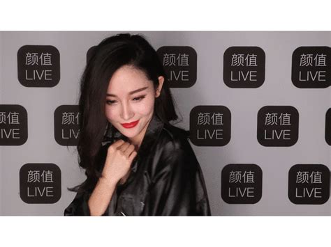 新晋演员张欣源，神似柳岩，霸气女王大秀傲人身材 搜狐