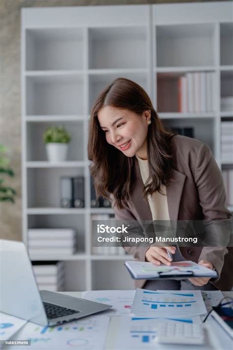 사려 깊은 아시아 사업가의 초상화 재무제표를 보고 책상 위의 컴퓨터를 사용하여 마케팅 계획을 세운다 재정 고문에 대한 스톡 사진 및 기타 이미지 Istock
