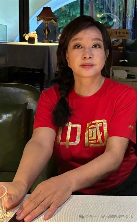 75岁刘晓庆近照曝光！素颜出镜皱纹明显，网友：这才是真实的老去 360娱乐，你开心就好
