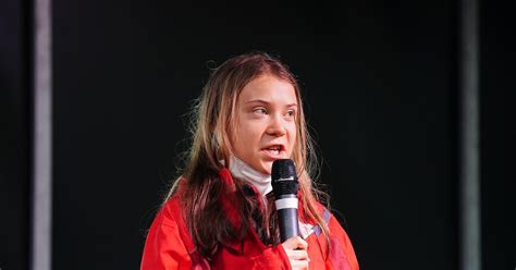 Multan A La Activista Greta Thunberg Por Bloquear La Entrada Al Parlamento Durante Una Protesta