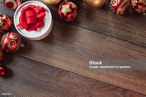 크리스마스 장식 고 나무 테이블에 선물입니다 휴일 크리스마스 배경입니다 텍스트 또는 디자인을 위한 공간을 복사 합니다 위에서 볼 수 있습니다 0명에 대한 스톡 사진 및 기타