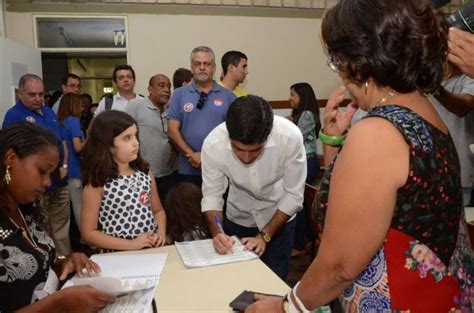 Eleições 2014 ACM Neto vota acompanhado das filhas e do pai BAHIA NO AR