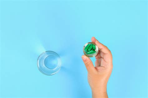 정제를 삼 키는 약 고 블루 테이블 배경 물 한 잔 보기 상위 공간을 복사 평평 하다 0명에 대한 스톡 사진 및 기타 이미지 Istock