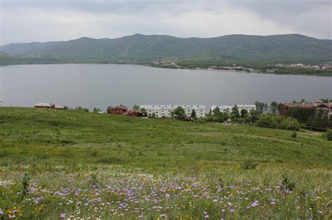 파노라마 뷰 안개가 자욱한 장엄한 산 속의 깨끗한 산악 호수가 있는 라군 녹색 잔디입니다 호수 주변의 아파트 가정의 방에 대한 스톡 사진 및 기타 이미지 Istock