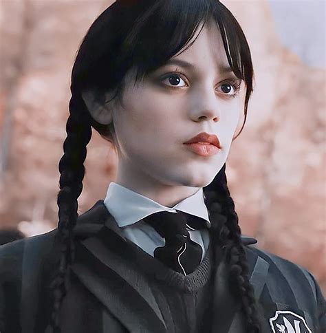 Звезда «Уэнсдей Дженна Ортега попробовала остренькое в новом видео и не моргнула