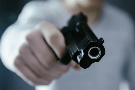 Лекар заплашил пациенти с пистолет в Спешно отделение съдът в Силистра връща случая за