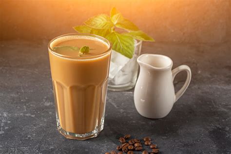 민트와 우유를 곁들인 아이스 커피 아이스 큐브가 있는 큰 커피 칵테일과 유리 법률 키의 어두운 배경에 시원한 다과 여름 음료