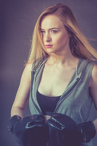 복 서 여자아이 예습 권투 장갑을 착용합니다 결심에 대한 스톡 사진 및 기타 이미지 결심 경쟁 권투 글러브 Istock