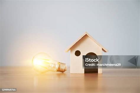 테이블에 전구와 목조 주택 영감 창조적 인 아이디어 사고와 미래의 기술 혁신의 개념 전력 에너지 지속 가능 전구에 대한 스톡