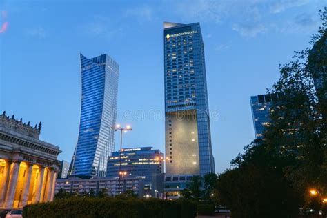 Edificios De Oficinas Modernos Iluminados Por La Noche En Polandat Foto Editorial Imagen De