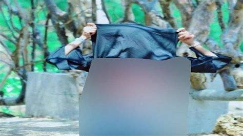 Pose Angkat Baju Model Lokal Cantik Pamer Dada Di Lokasi Wisata Pamekasan Fotonya Jadi Viral