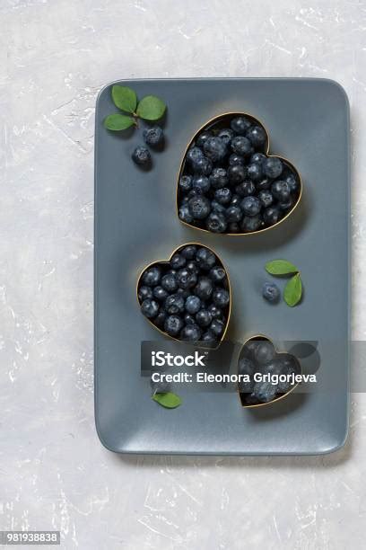 3 심장 모양 형태로 회색 격판덮개에 신선한 달콤한 블루베리 상위 뷰 회색 바탕에 근접 개체 그룹에 대한 스톡 사진 및 기타 이미지 개체 그룹 건강한 생활방식 과일