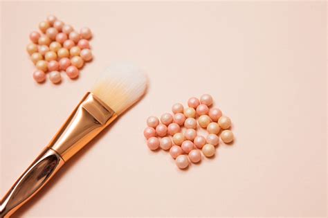핑크 배경에 다양한 화장품 브러쉬 케어 스킨을 위한 메이크업 브러쉬 세트 0명에 대한 스톡 사진 및 기타 이미지 0명 개념